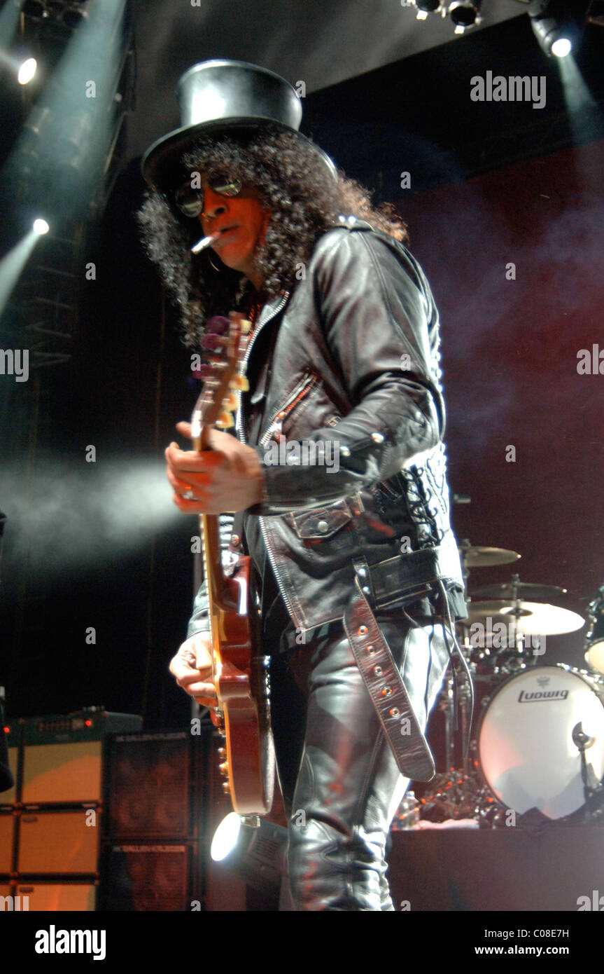 Slash from the velvet revolver hi-res stock photography and images - Alamy