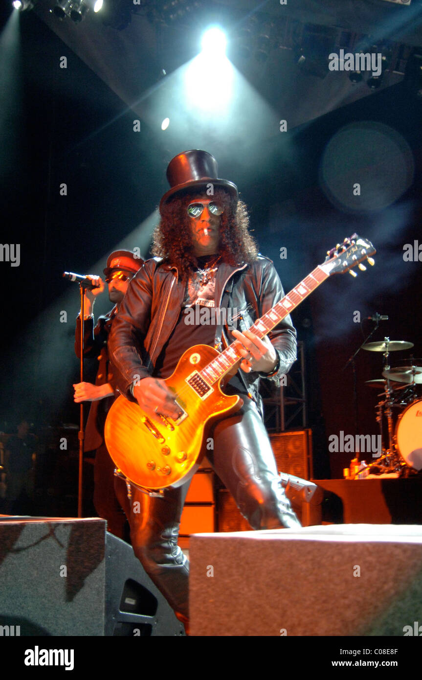Slash from velvet revolver performing hi-res stock photography and ...
