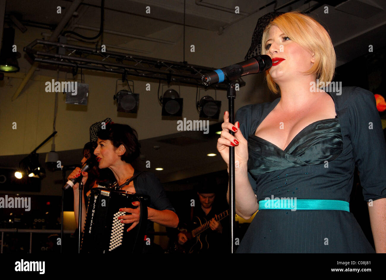 Puppini sisters hi-res stock photography and images - Alamy