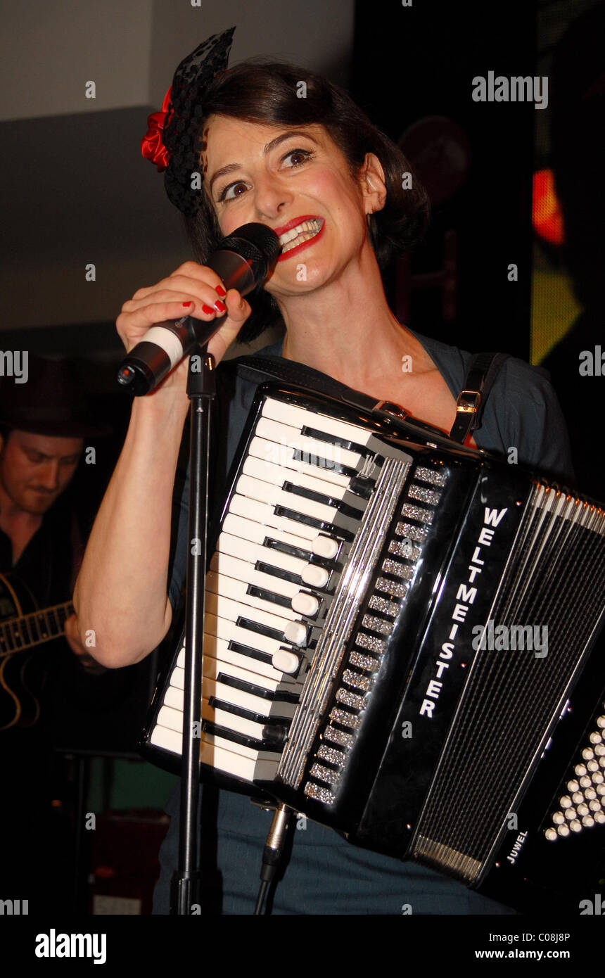 The puppini sisters hi-res stock photography and images - Alamy