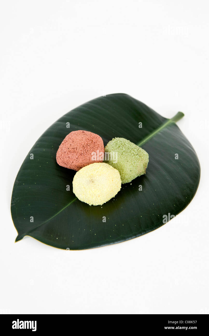 Korean traditional rice cake on a leaf Stock Photo - Alamy