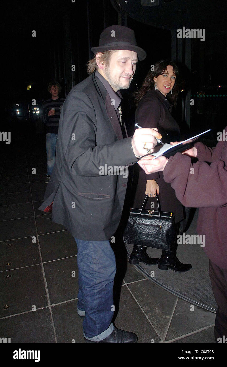 Shane MacGowan Celebrities pay tribute to Dubliners singer Ronnie Drew ...