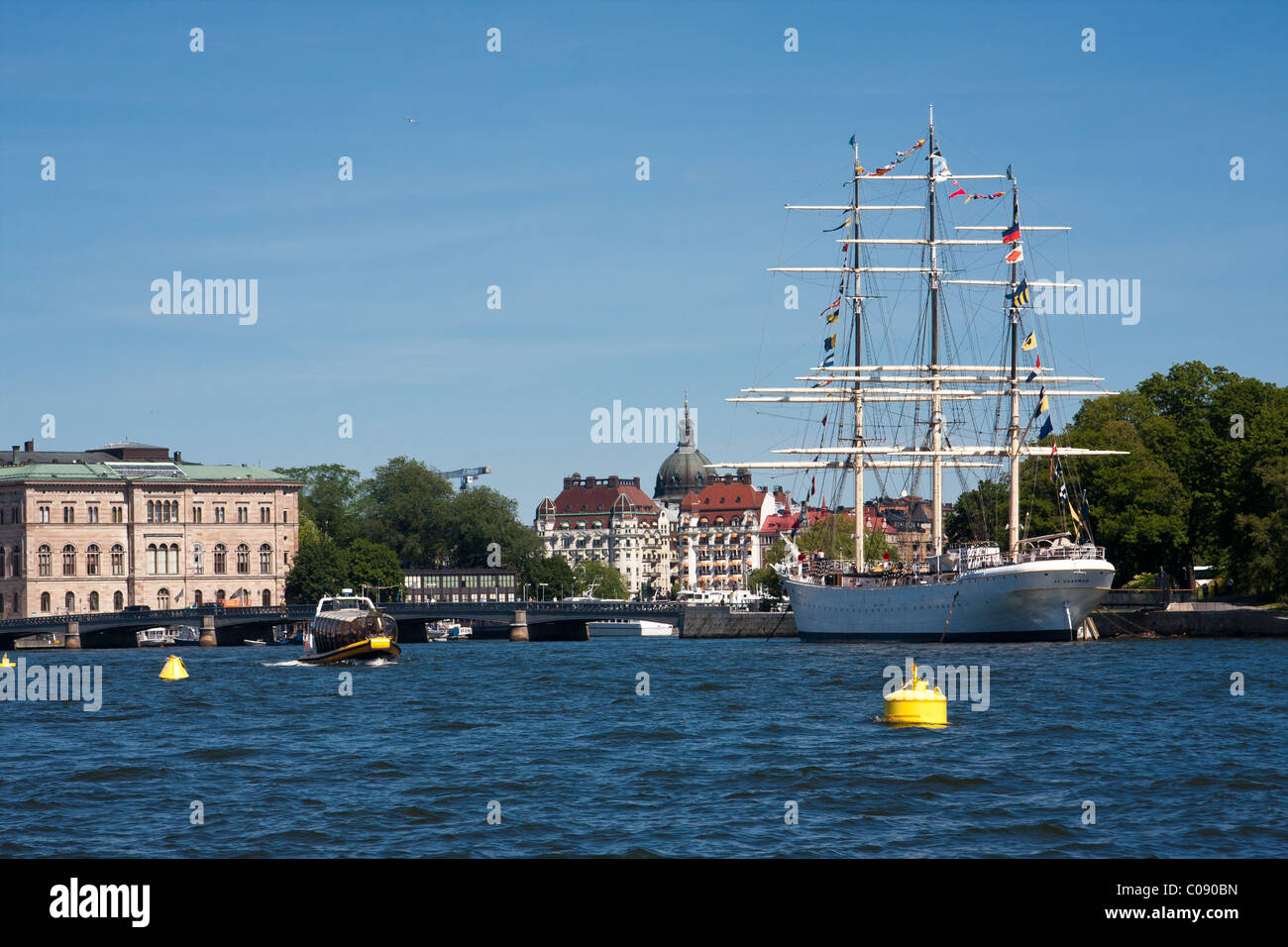 Old square rigged sailing ship hi-res stock photography and images - Alamy
