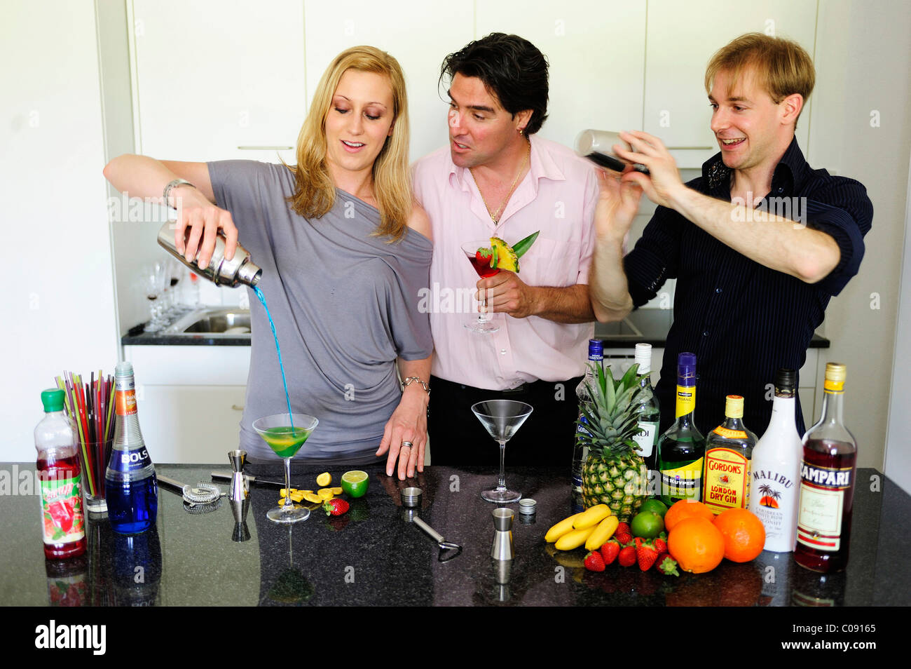 Friends at the bar mixing drinks Stock Photo - Alamy