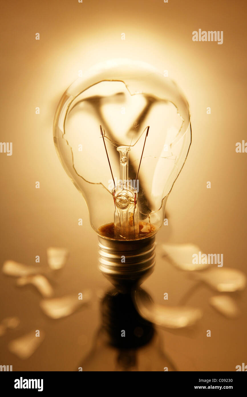 Broken lightbulb, close-up Stock Photo - Alamy