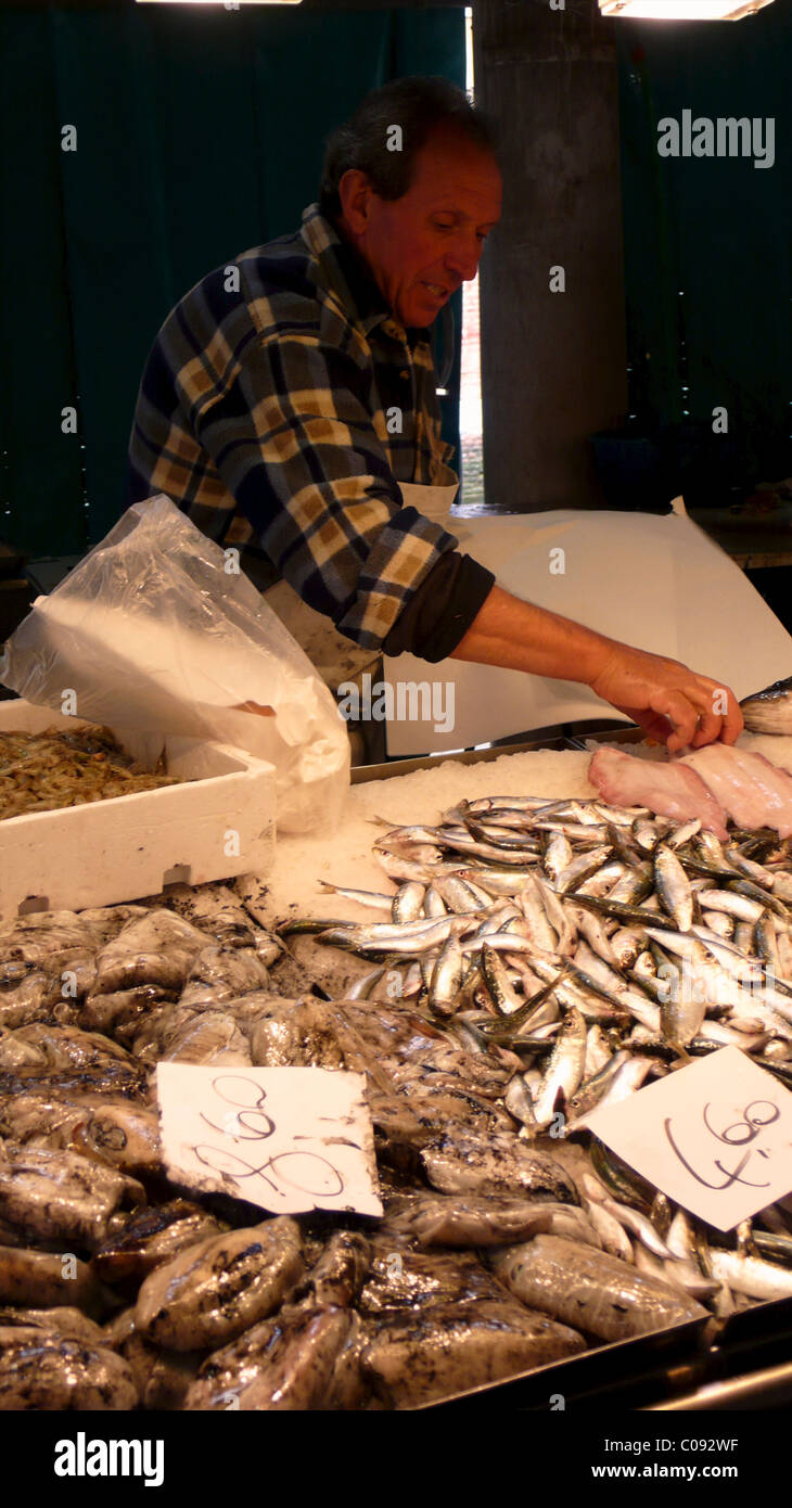 Fishmoner selling fish Venice fishmarket Venetian Stock Photo - Alamy