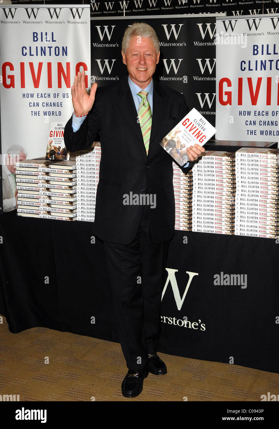 President Bill Clinton signs his new book 'Giving: How Each of Us Can ...