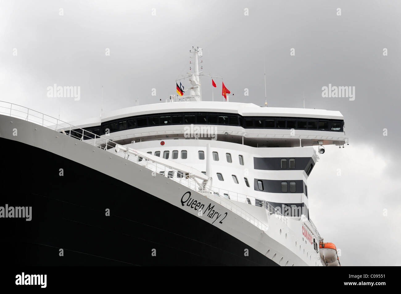 Queen mary 2 bridge hi-res stock photography and images - Alamy