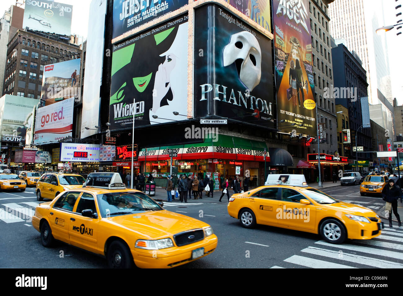 Taxis in times square hi-res stock photography and images - Alamy