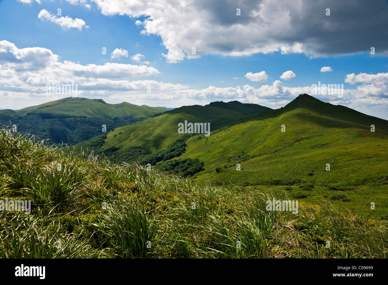 Top view of green mountains hi-res stock photography and images - Alamy