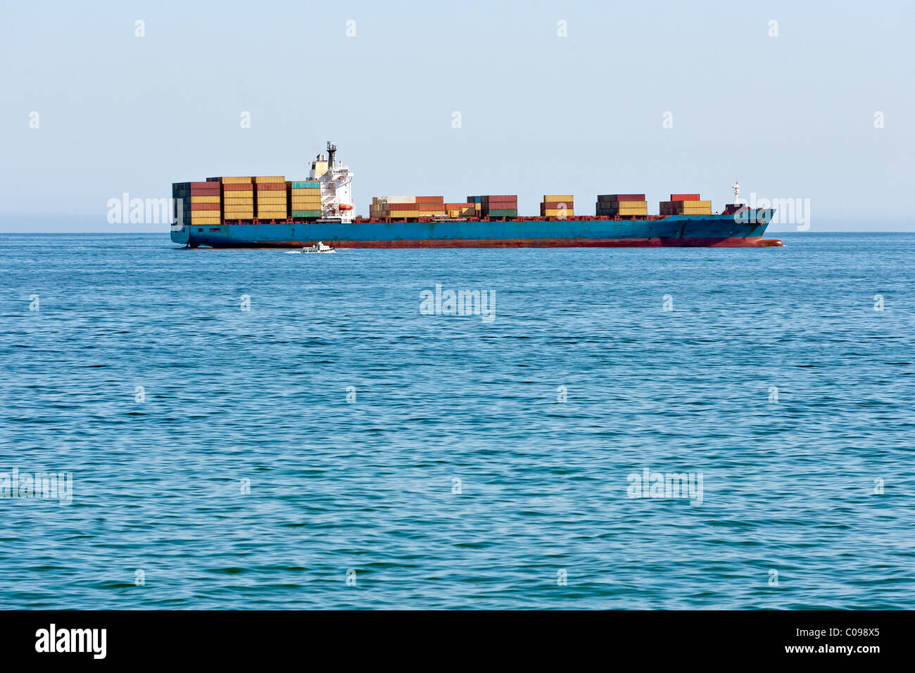 Vessel loaded cargo containers in the Pacific Ocean Stock Photo - Alamy