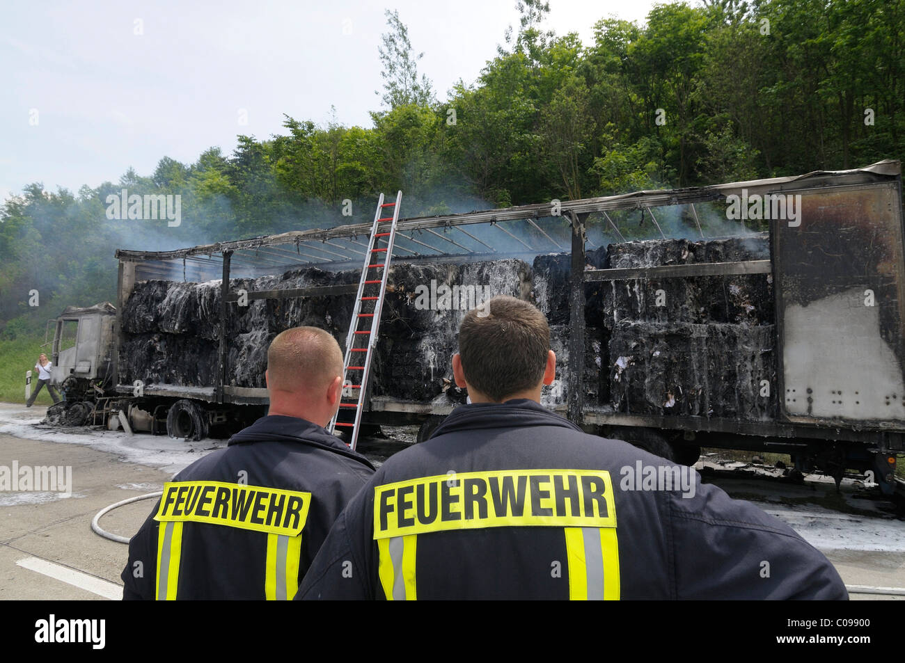 Burnt out lorry hi-res stock photography and images - Alamy