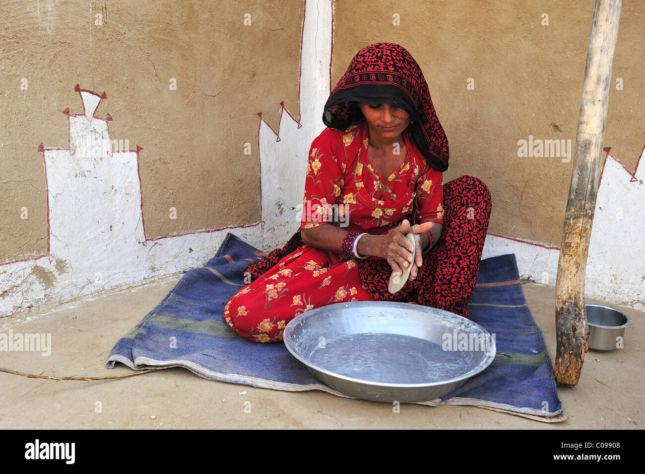 Chapati bread people eating hi-res stock photography and images - Alamy