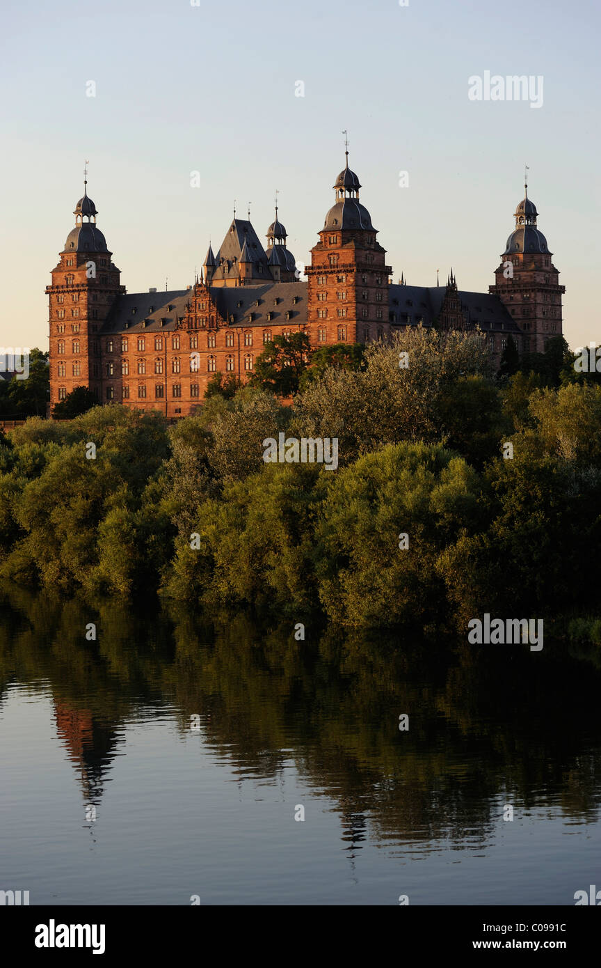 Schloss Johannisburg castle on the banks of the Main river ...