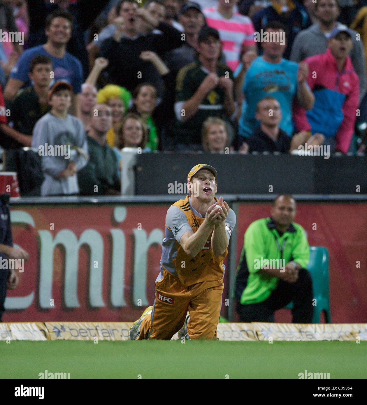 Cricket fielder running hi-res stock photography and images - Alamy