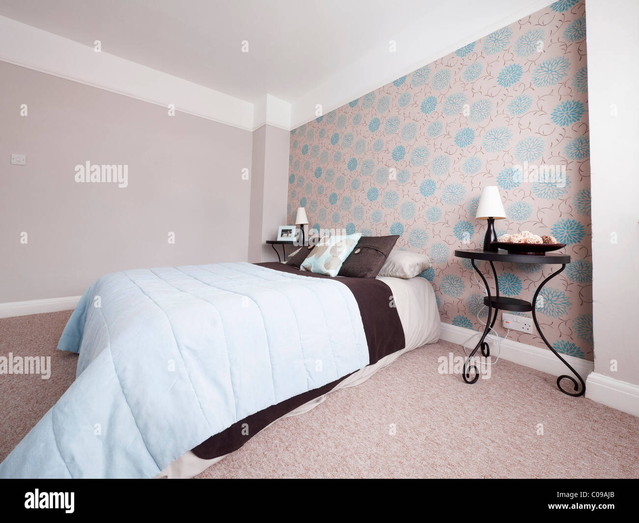 Empty room mattress floor hi-res stock photography and images - Alamy