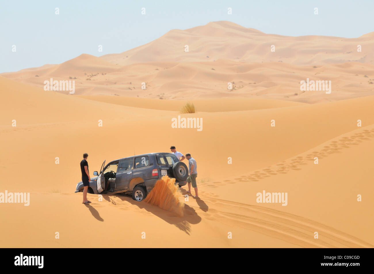 Car stuck in sand hi-res stock photography and images - Alamy