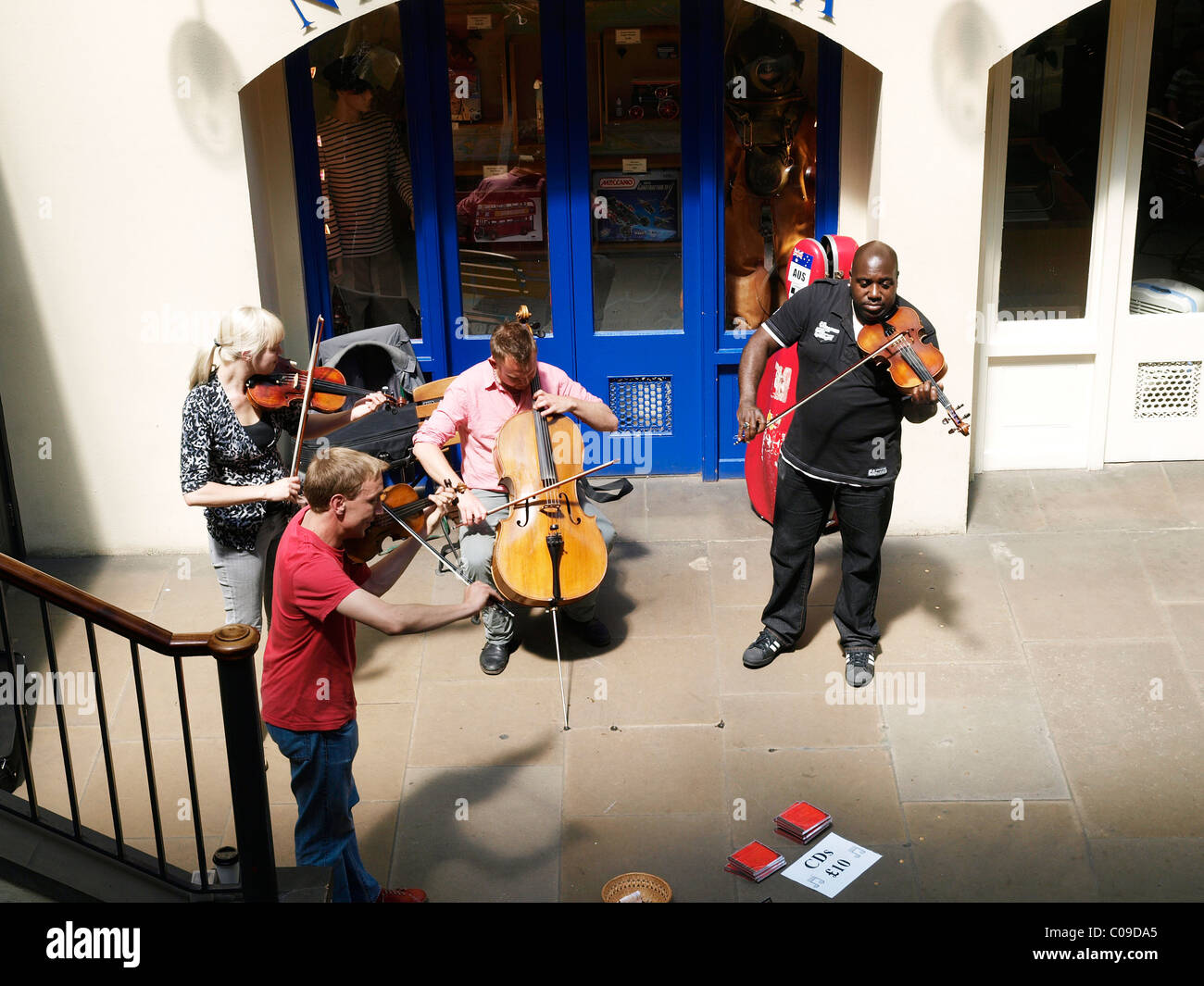 String quartet playing classical music hi-res stock photography and ...