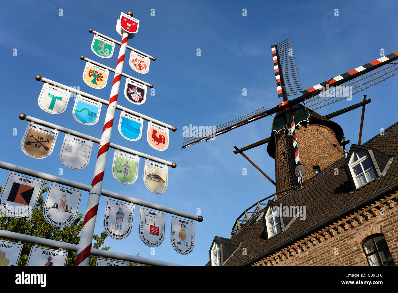 Kalkar mill, post with coats of arms in front of the Brauhaus tavern ...