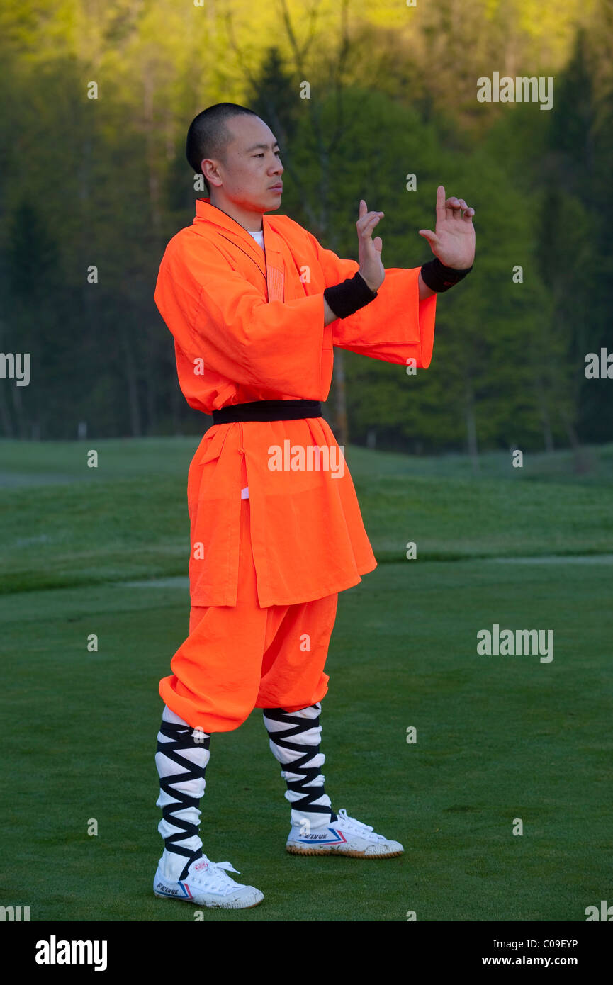Shaolin monk kung fu hi-res stock photography and images - Alamy