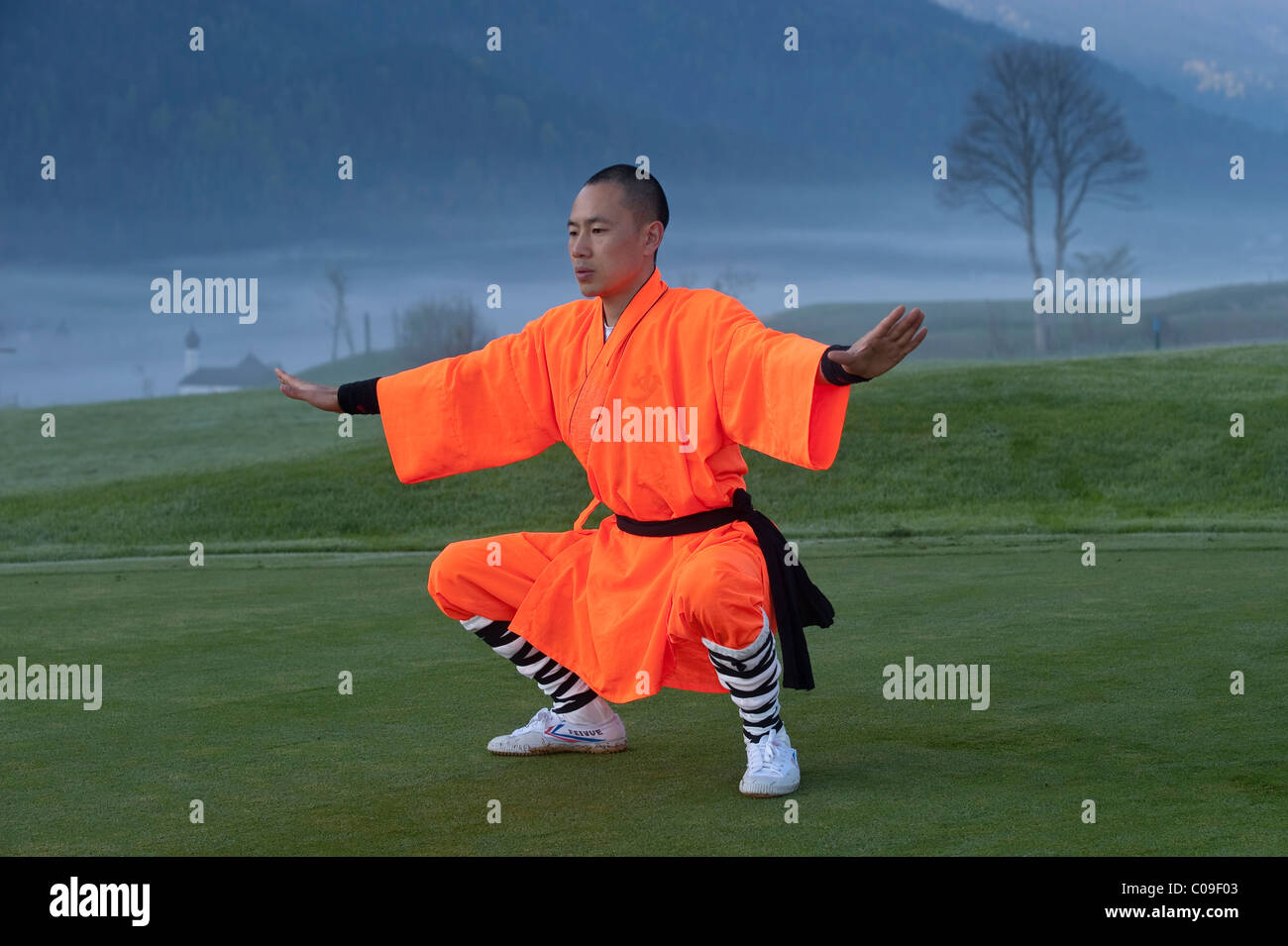 Shaolin monk hi-res stock photography and images - Alamy
