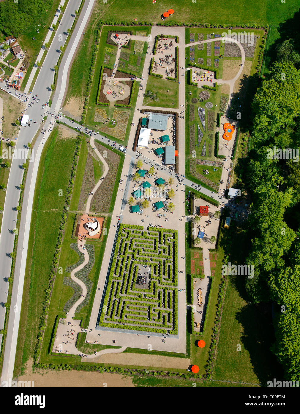 Maze garden hi-res stock photography and images - Alamy