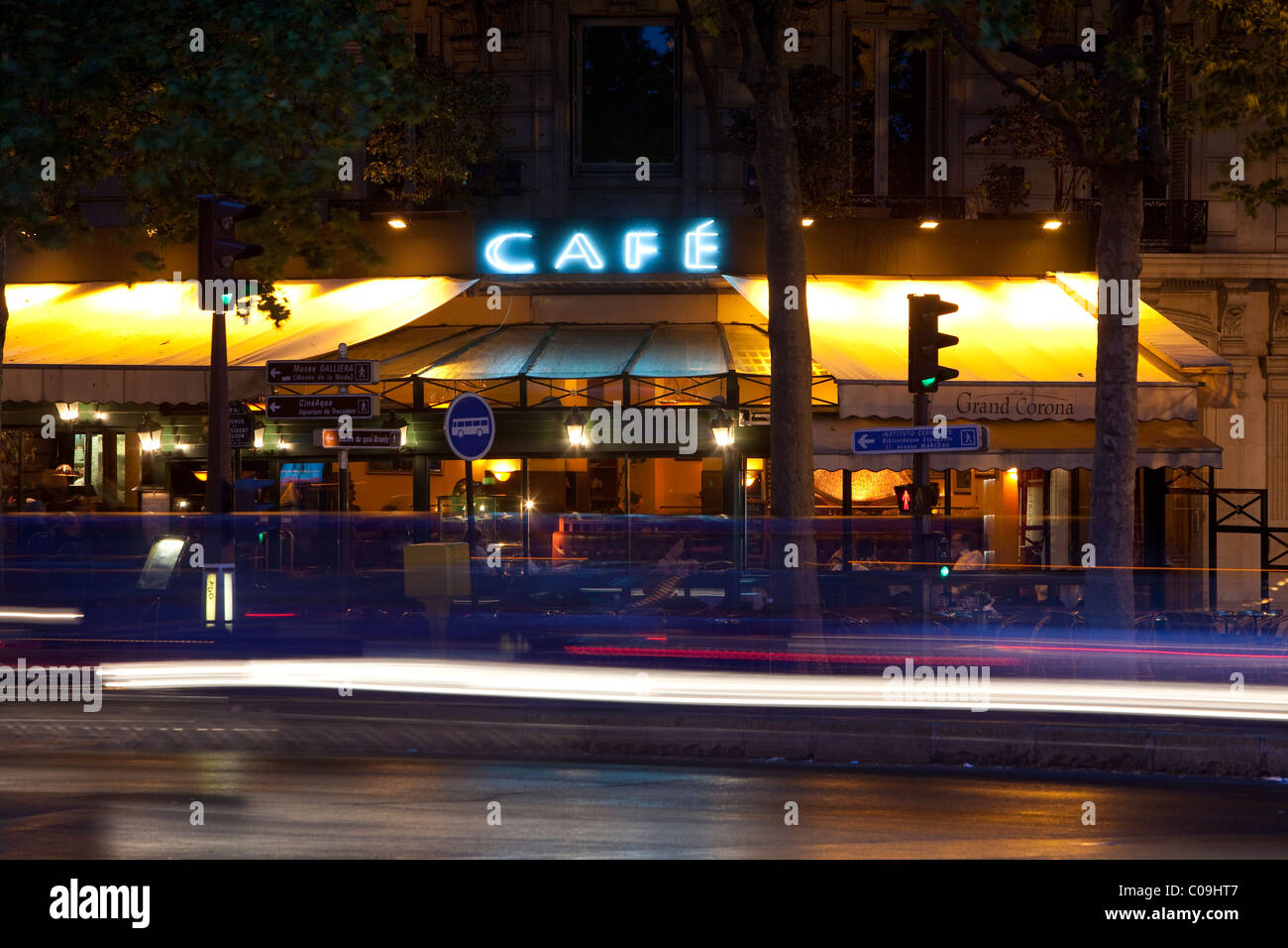 Nightlife in paris café hi-res stock photography and images - Alamy