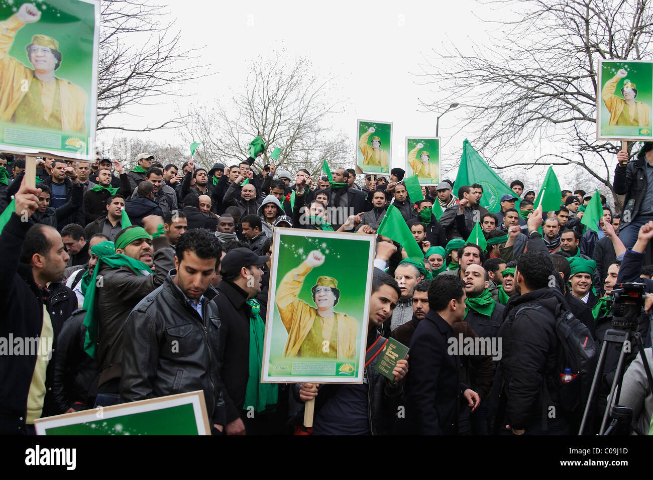 Hundreds of pro Gaddafi supporters gather at Libyan Embassy London for ...