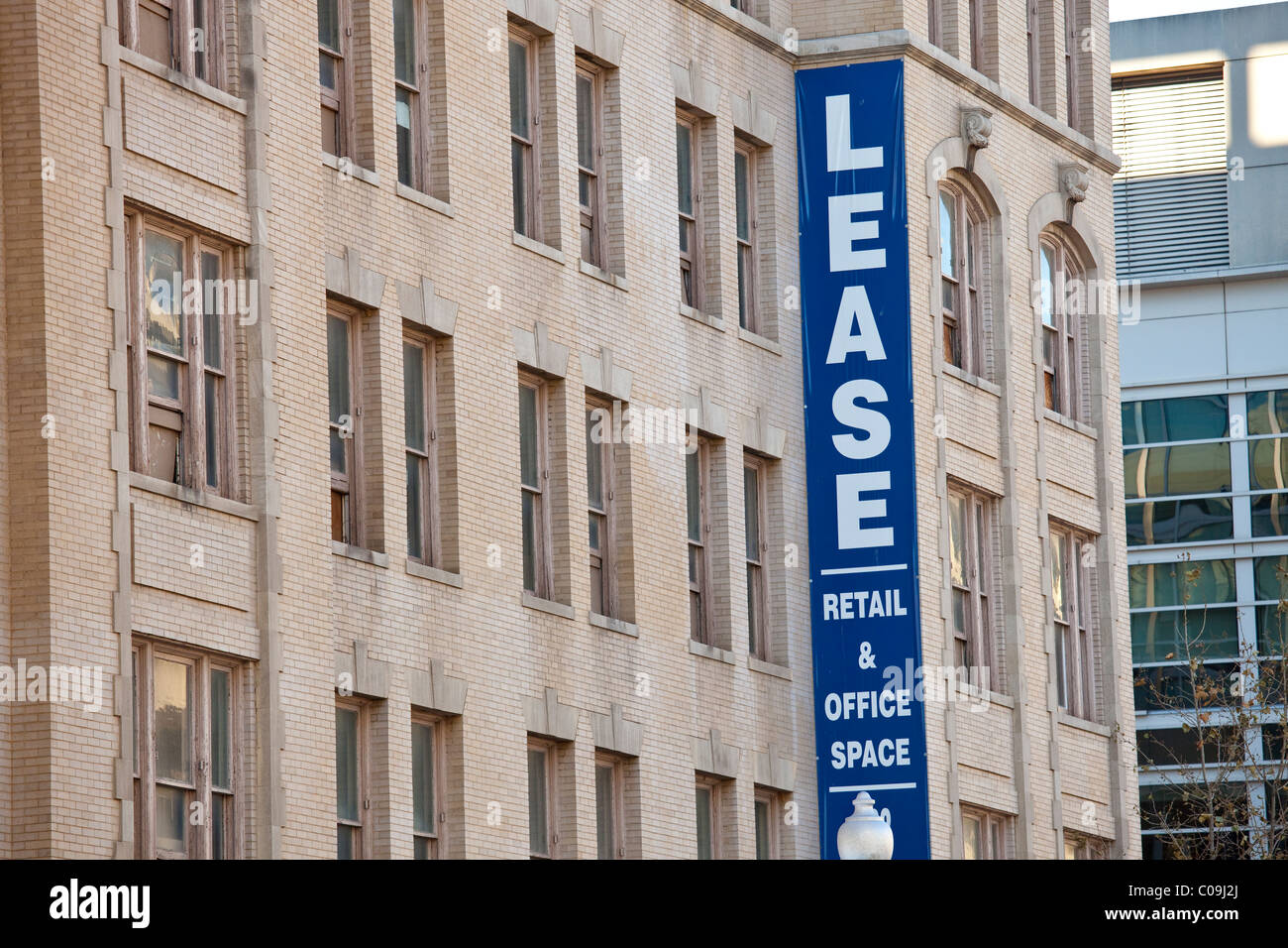 Retail space lease sign hi-res stock photography and images - Alamy