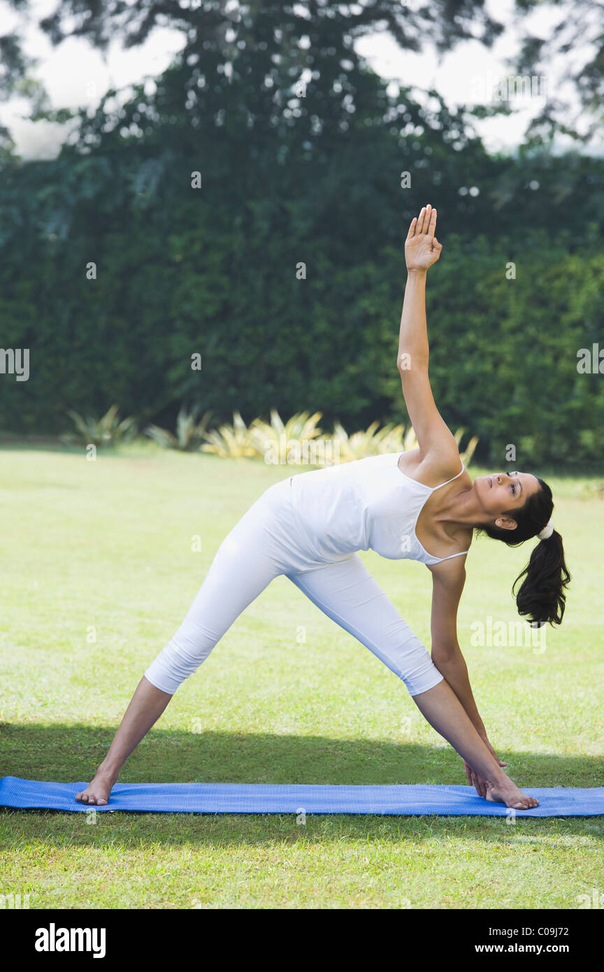 Woman doing Trikonasana (Triangle Position Stock Photo - Alamy