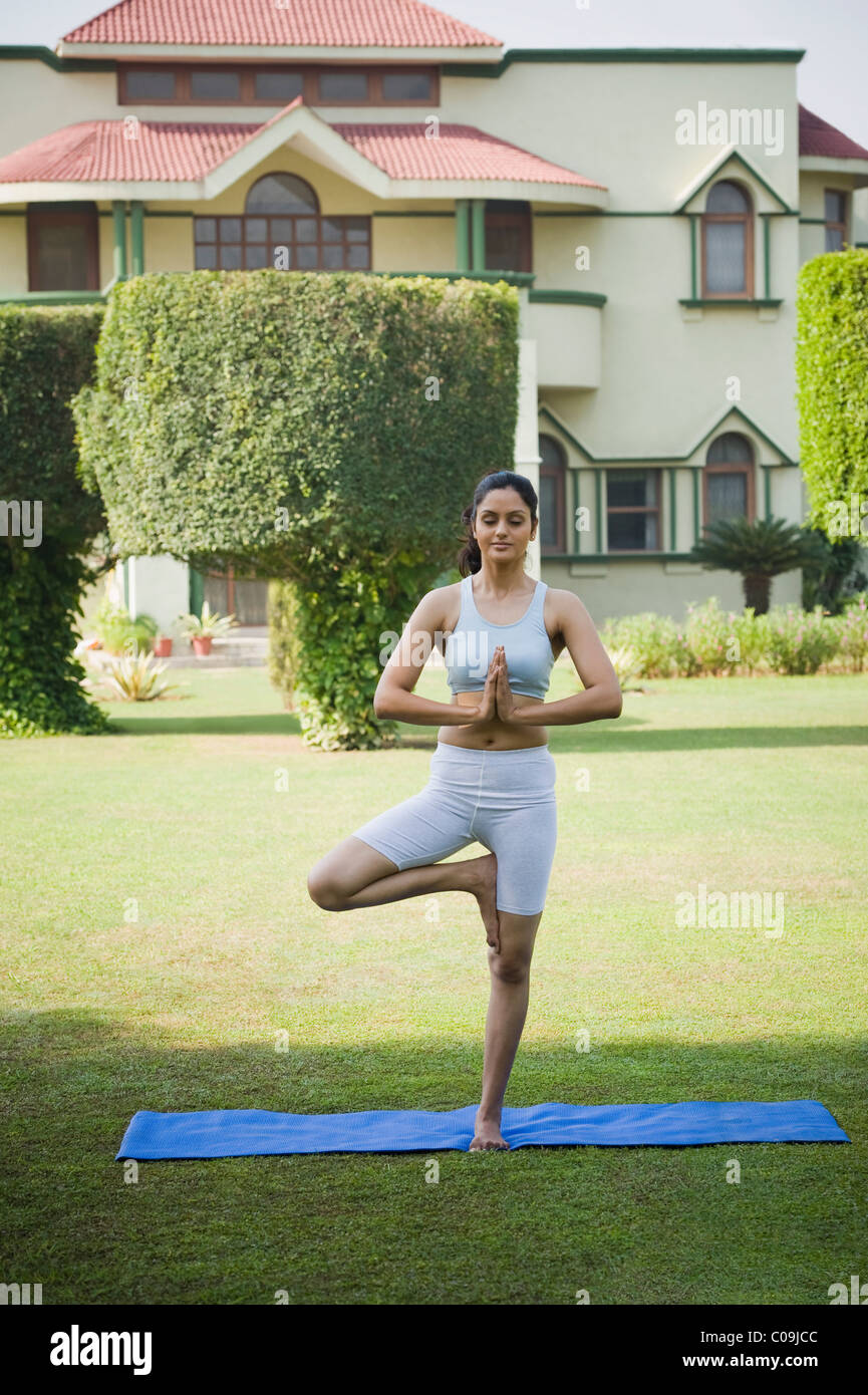 Woman doing Vrksasana (Tree Pose Stock Photo - Alamy