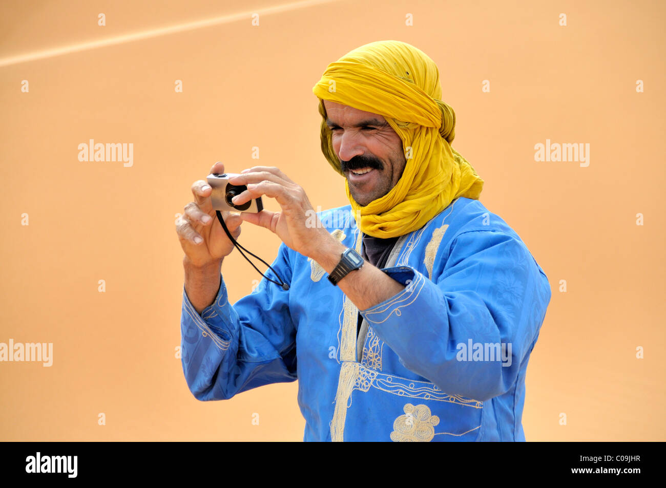 Photographing Berber with the traditional Litham turban cloth, desert ...
