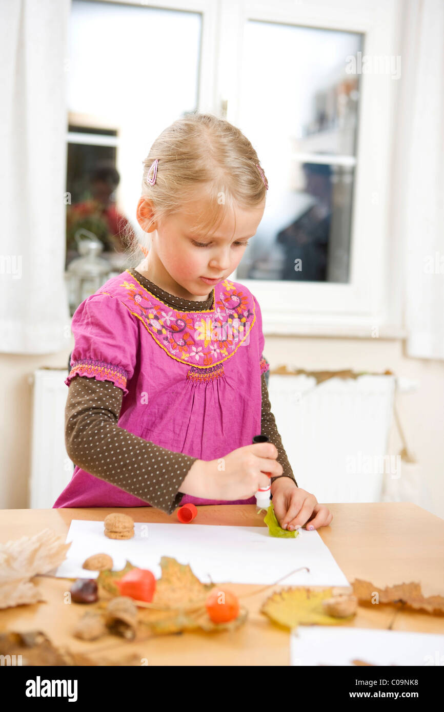 Children doing crafts hi-res stock photography and images - Alamy