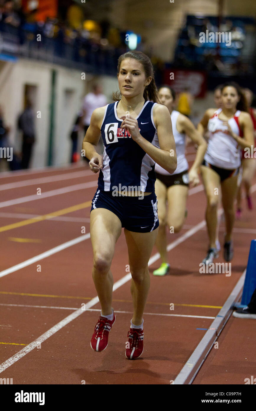 College woman track runner hi-res stock photography and images - Alamy