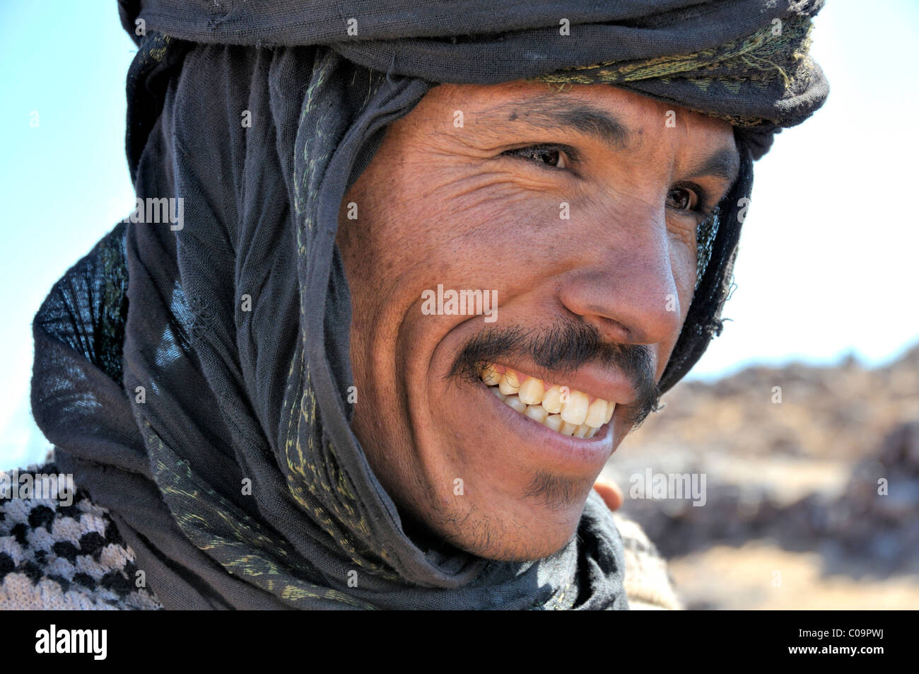 Worker with traditional Litham turban, border area between Morocco and ...