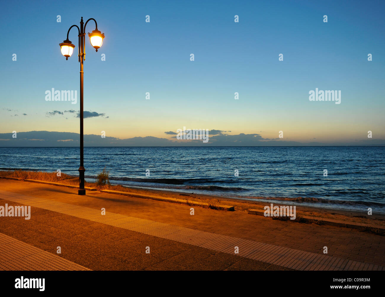 Double street light hi-res stock photography and images - Alamy