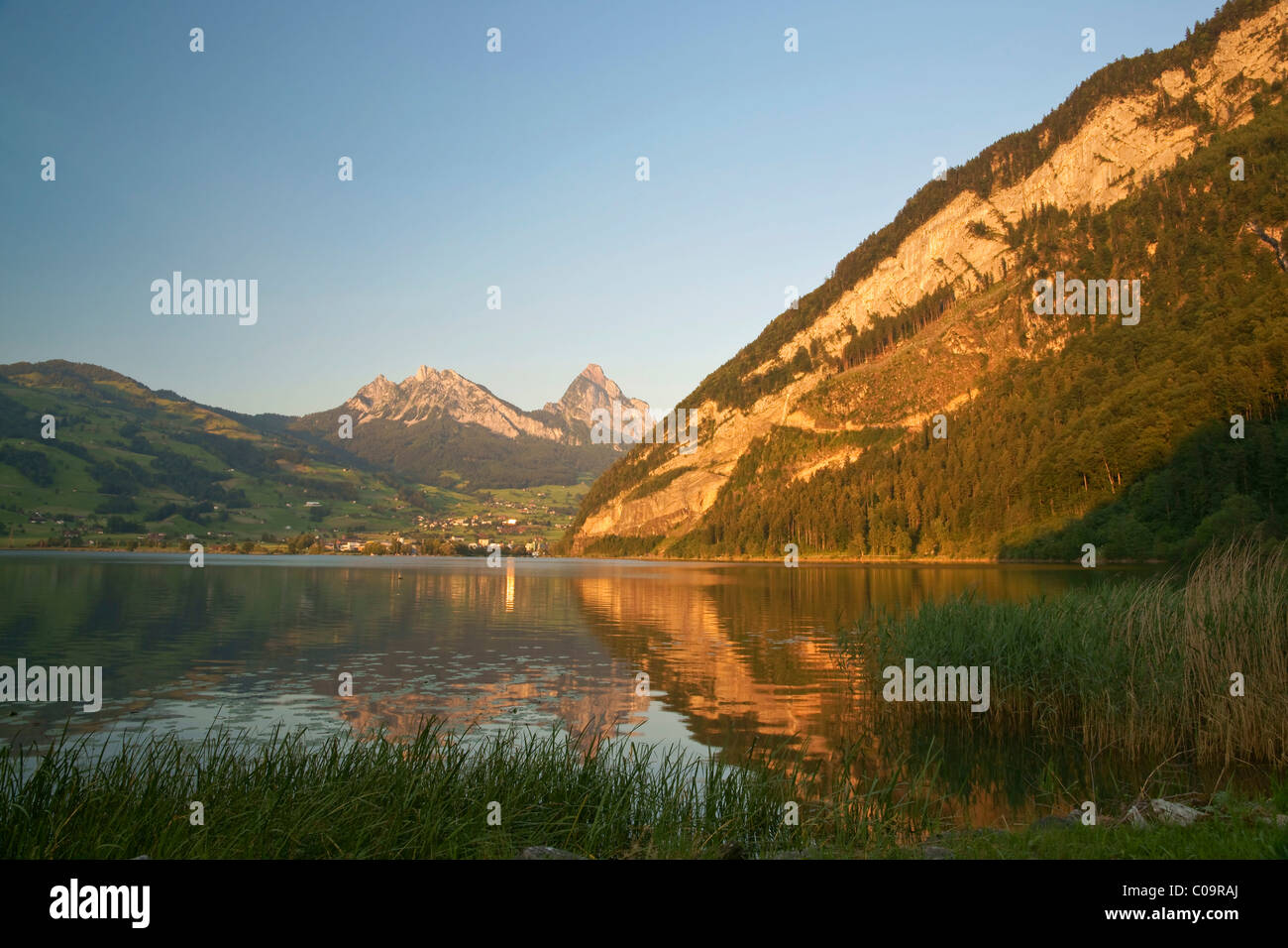 View over the Lauerzersee lake on the Grossen Mythen und Kleinen Mythen ...