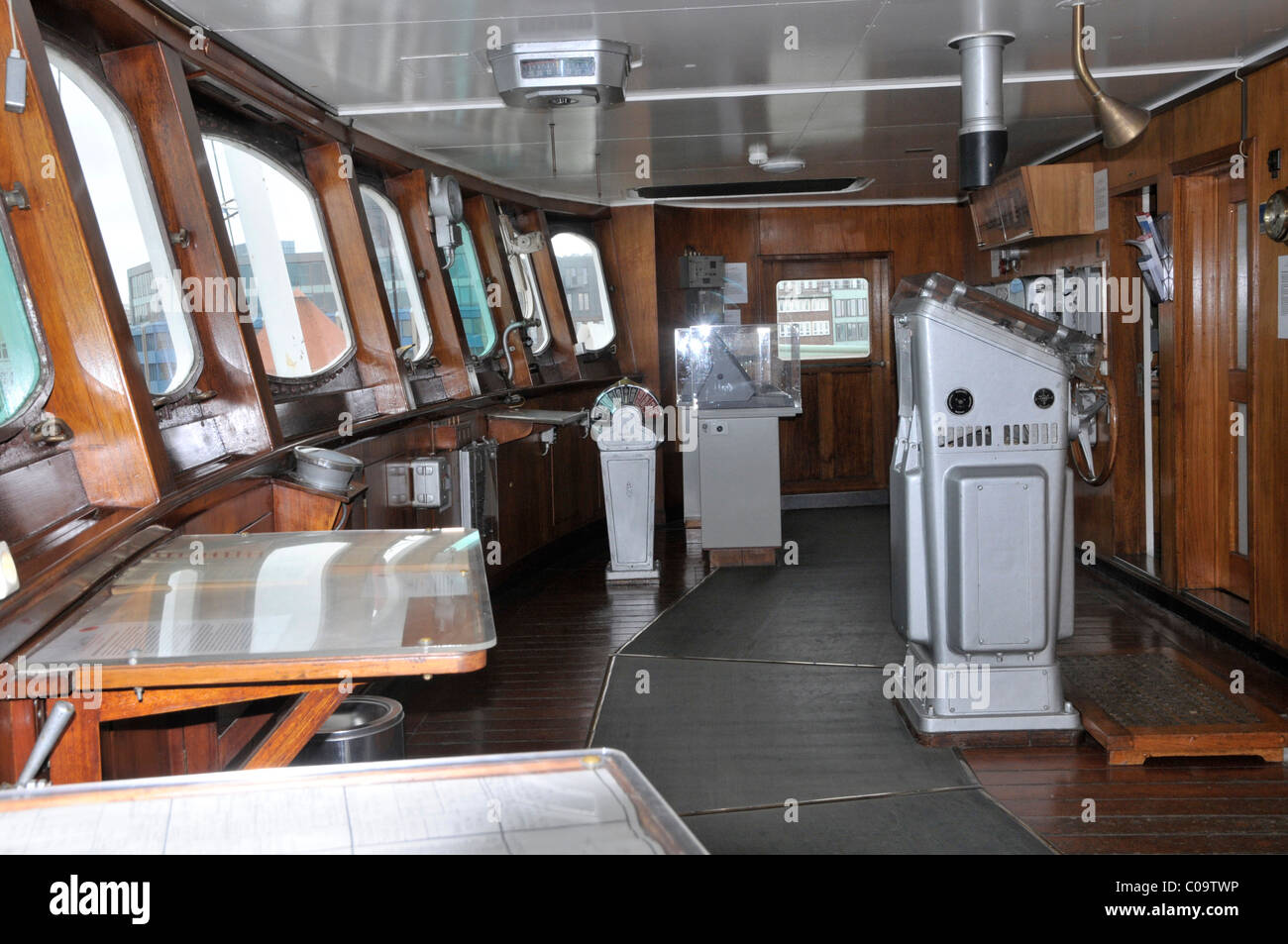 Ship bridge interior hi-res stock photography and images - Alamy