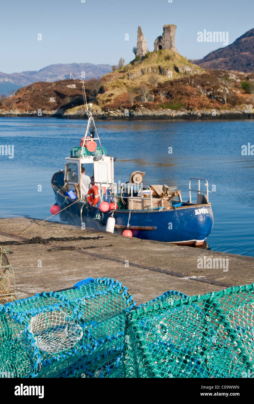 Kyleakin Castle & Kyleakin Harbour, Isle of Skye, Inner Hebrides ...