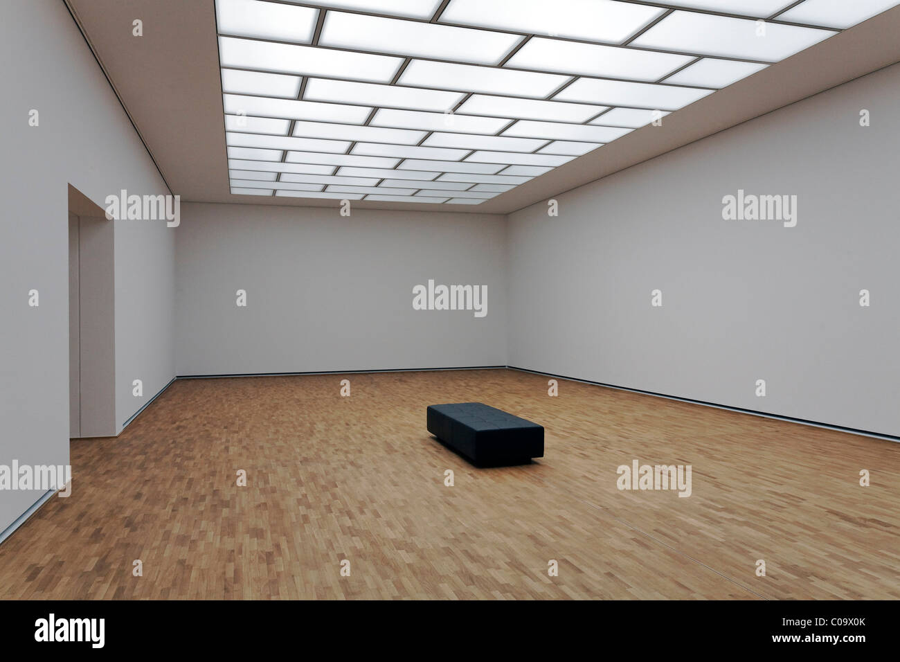 Empty museum hi-res stock photography and images - Alamy