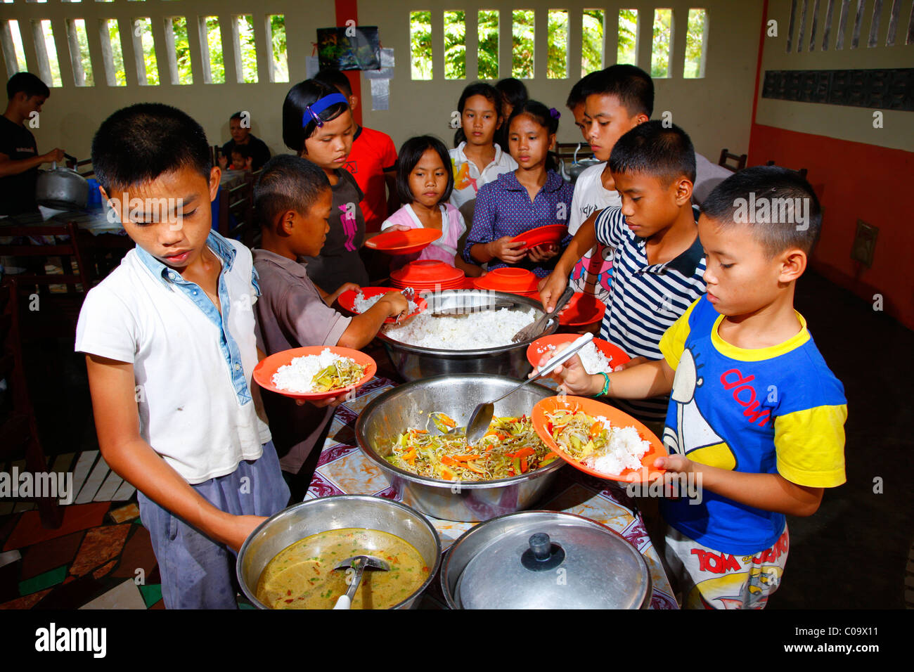 Dishing out food hi-res stock photography and images - Alamy