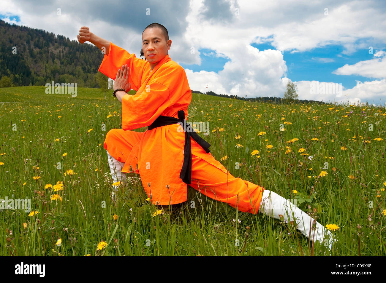 Shaolin monks monk hi-res stock photography and images - Alamy