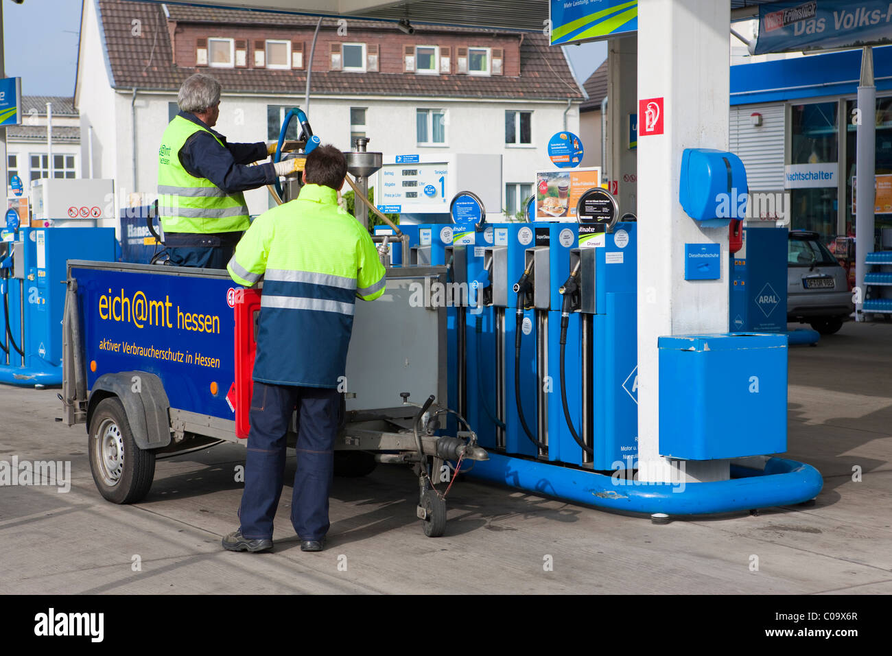 Pumps at a petrol station hi-res stock photography and images - Alamy