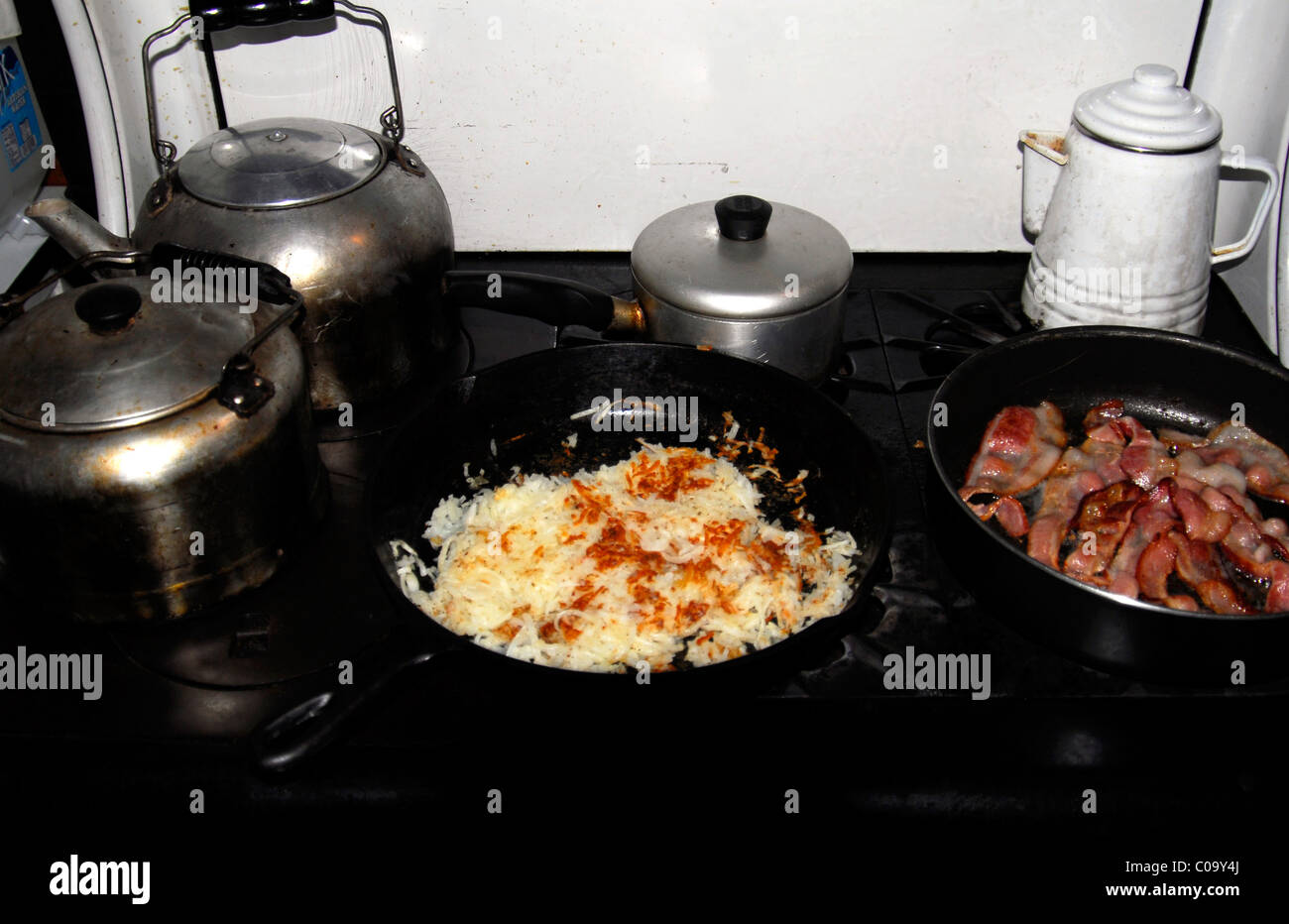 Breakfast food cooking on an antique old cabin stove Stock Photo - Alamy