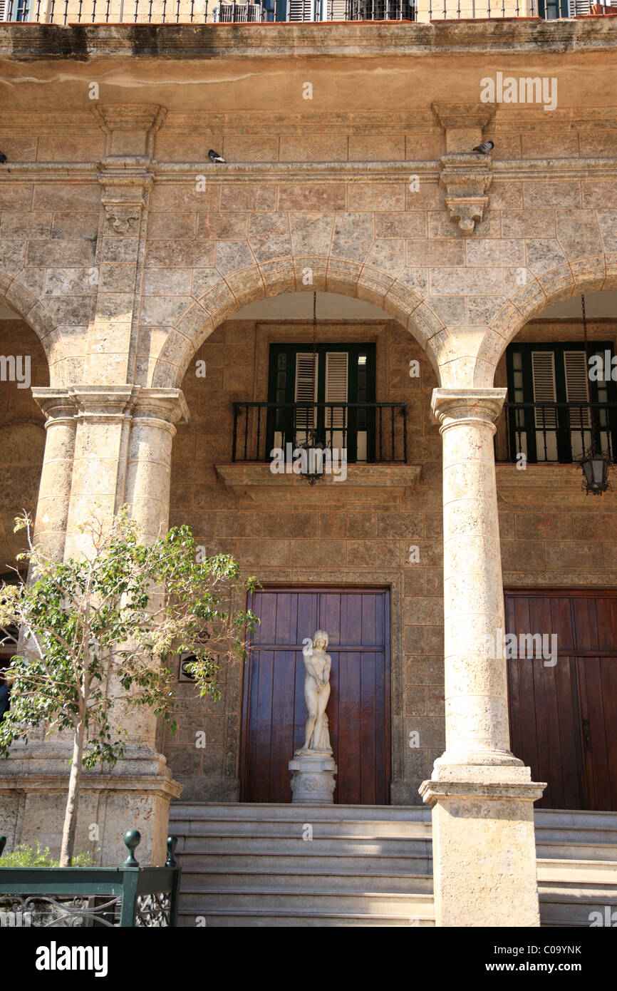Statue under the arches in Havana Cuba Stock Photo - Alamy