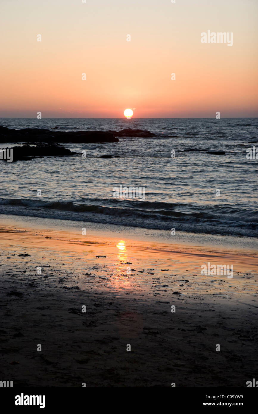 Sun sinking into sea hi-res stock photography and images - Alamy