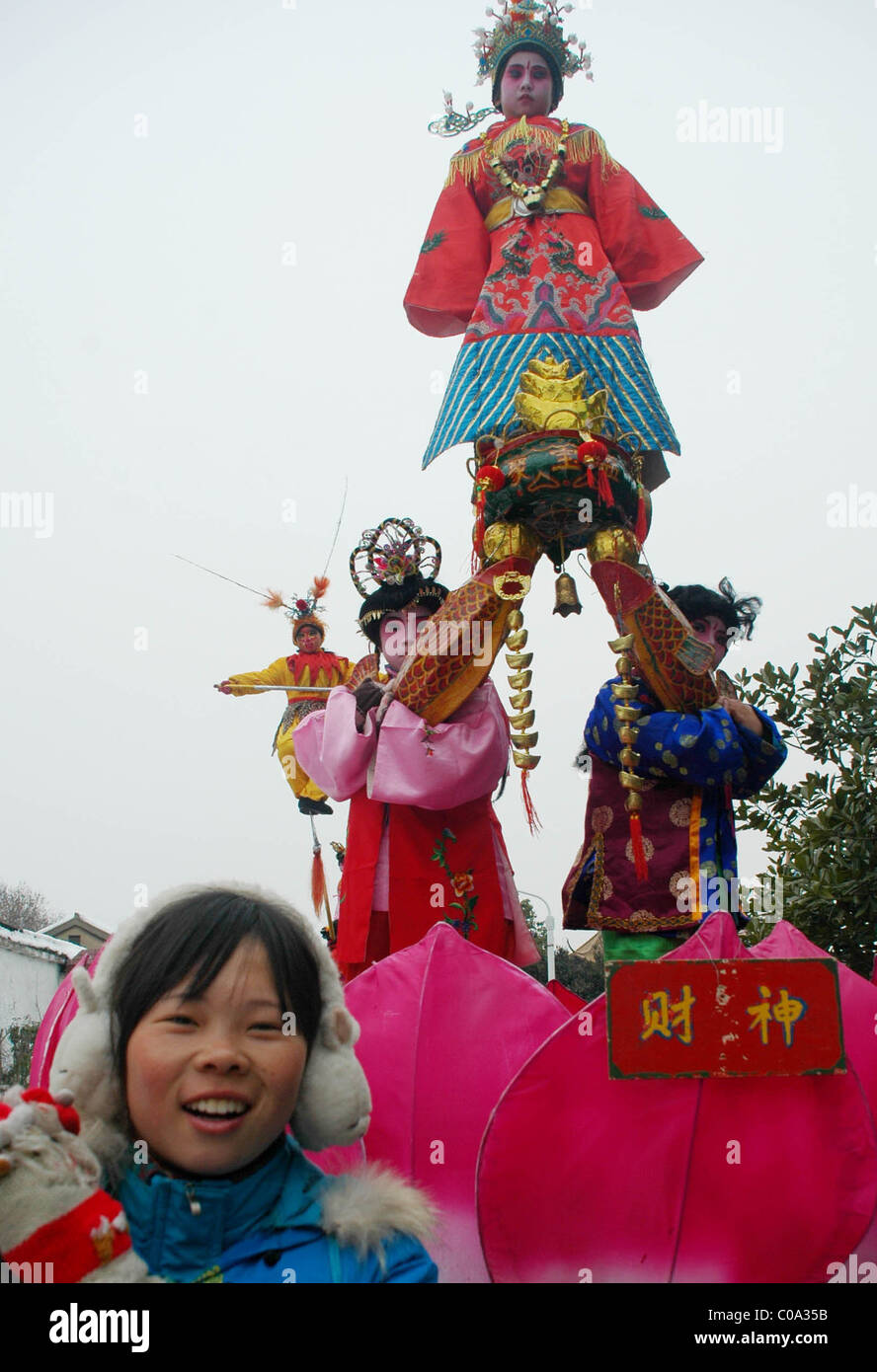 KIDS WOW WITH STILL PERFORMANCE Children dressed up as China's God of ...
