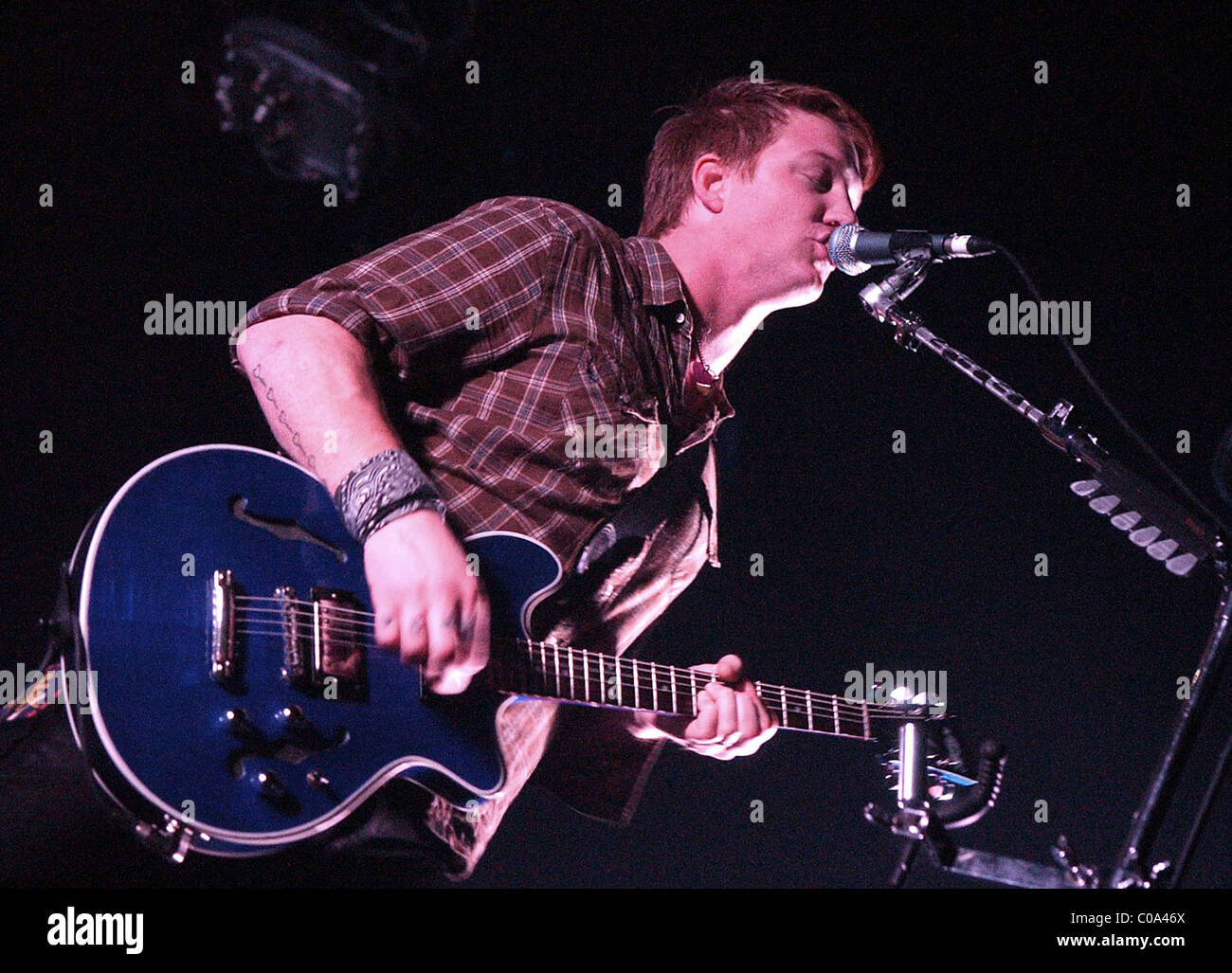 Josh homme lead singer queens hi-res stock photography and images - Alamy