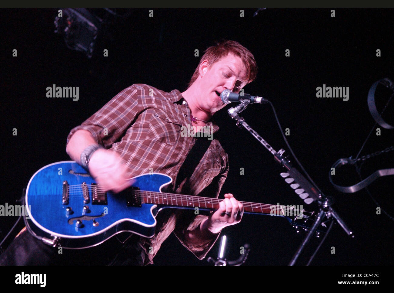 Josh homme lead singer queens hi-res stock photography and images - Alamy