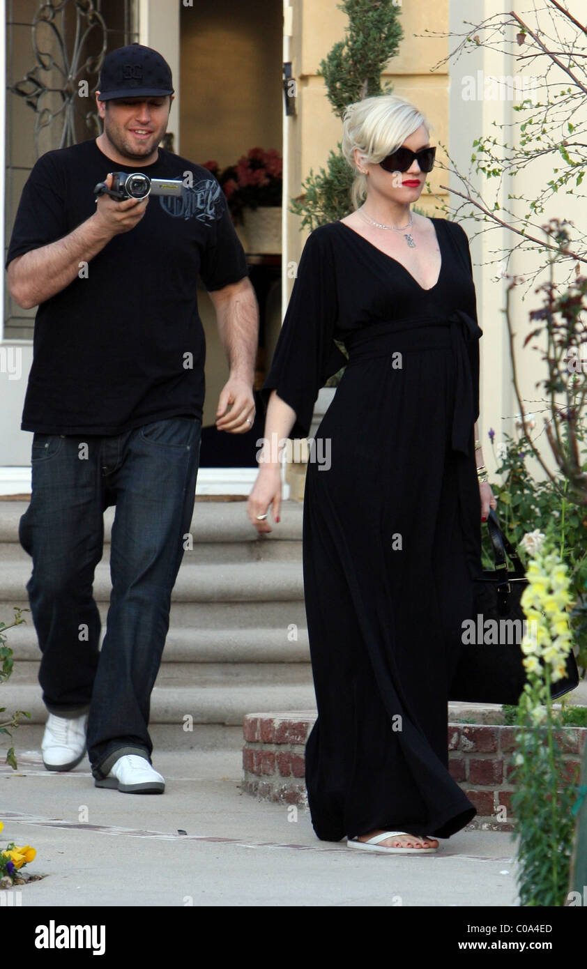 Pregnant singer Gwen Stefani with one of her Lamb designer handbags ...